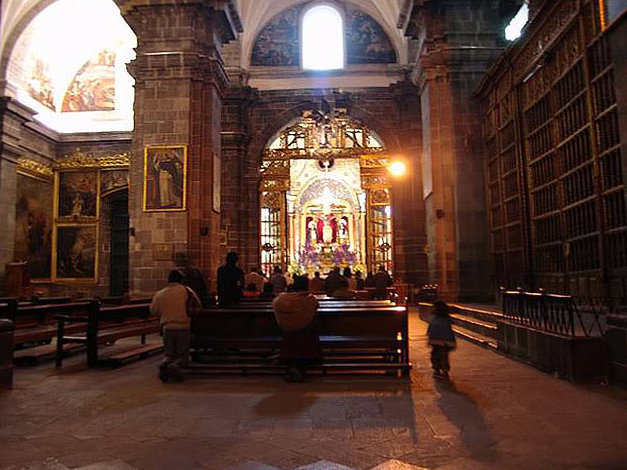 Inside the Basilica Cathedral of Cusco – Pirwa Hostels BLOG